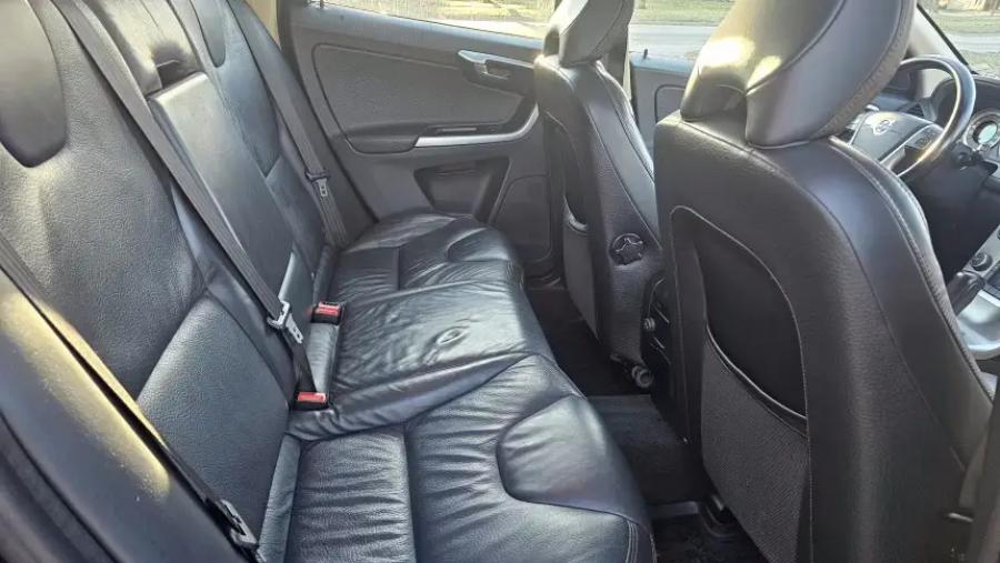 Melns Volvo XC60 2011 Rīga, ar dzinēja tilpumu 2.40 L un nobraukumu 339 tūkst. km par 7650 €, foto 50 vietnē AUTOMOTO.COM.LV