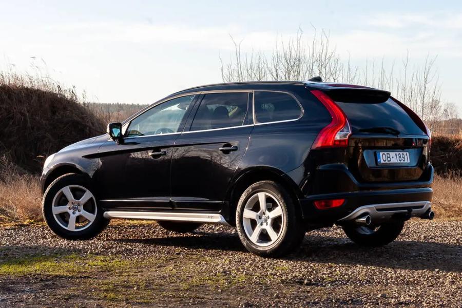 Black Volvo XC60 2011 in Riga, with an engine capacity of 2.40 L and mileage of 256 thousand km for 11995 €, photo 3 on AUTOMOTO.COM.LV
