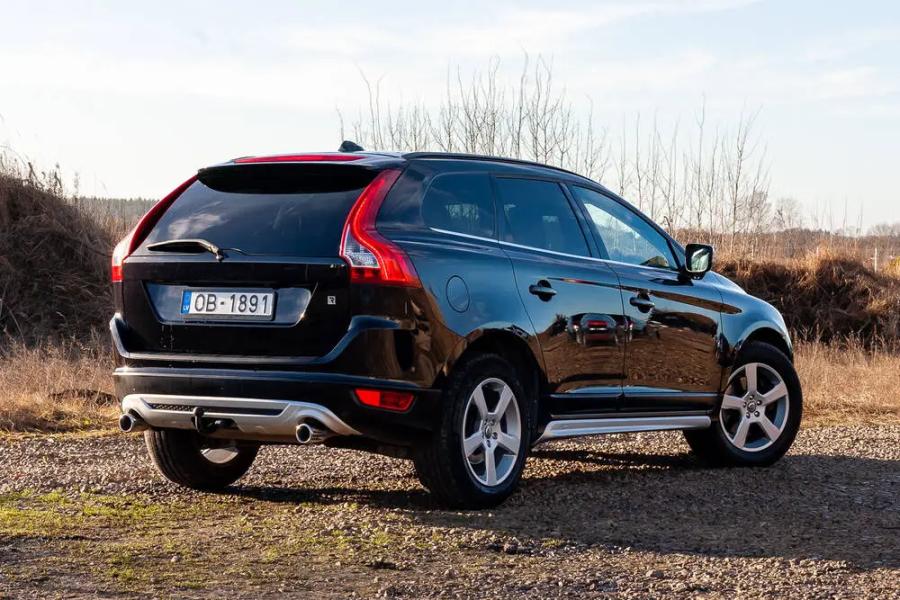 Black Volvo XC60 2011 in Riga, with an engine capacity of 2.40 L and mileage of 256 thousand km for 11995 €, photo 5 on AUTOMOTO.COM.LV
