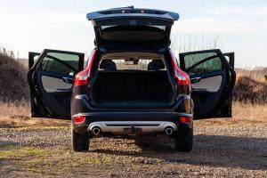 Black Volvo XC60 2011 in Riga, with an engine capacity of 2.40 L and mileage of 256 thousand km for 11995 €, photo 6 on AUTOMOTO.COM.LV