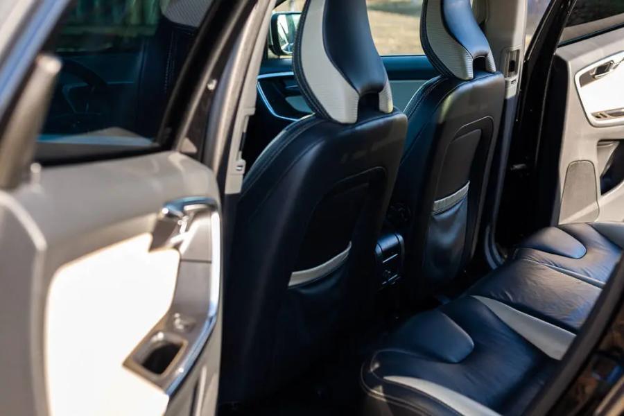 Black Volvo XC60 2011 in Riga, with an engine capacity of 2.40 L and mileage of 256 thousand km for 11995 €, photo 15 on AUTOMOTO.COM.LV