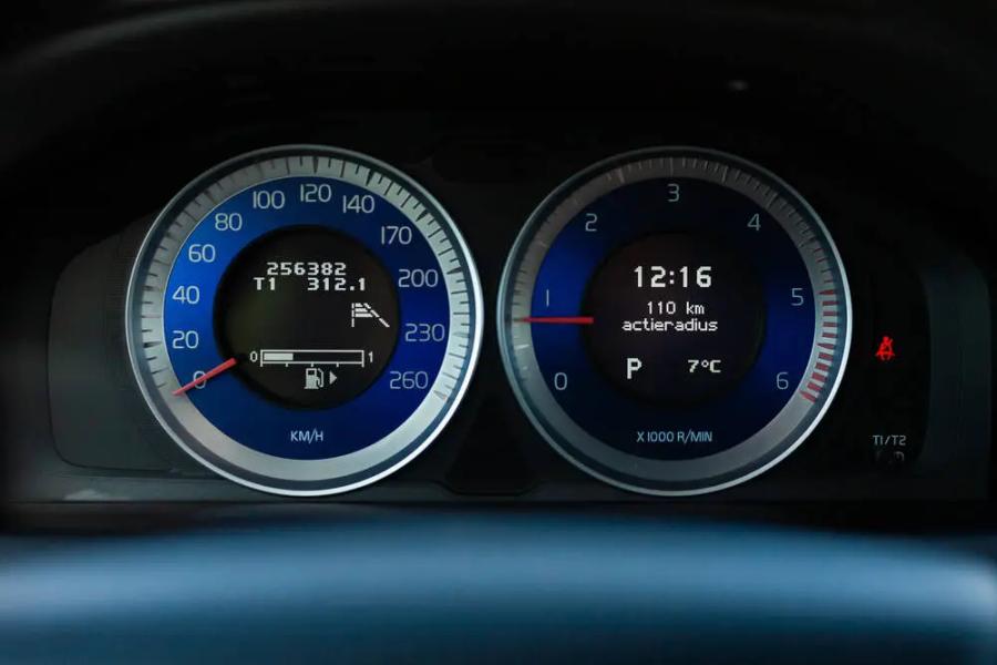 Black Volvo XC60 2011 in Riga, with an engine capacity of 2.40 L and mileage of 256 thousand km for 11995 €, photo 25 on AUTOMOTO.COM.LV