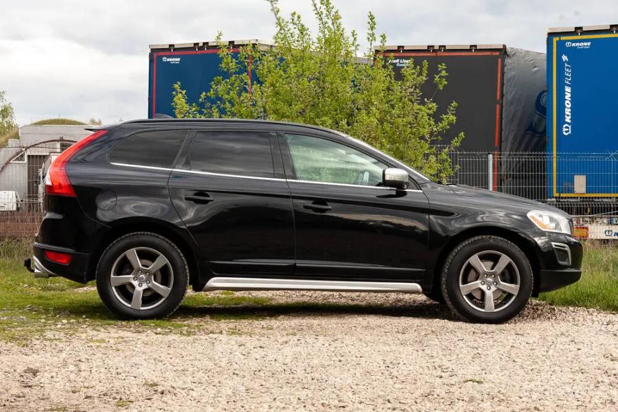 Black Volvo XC60 2011 in Riga, with an engine capacity of 2.00 L and mileage of 316 thousand km for 8495 €, photo 8 on AUTOMOTO.COM.LV