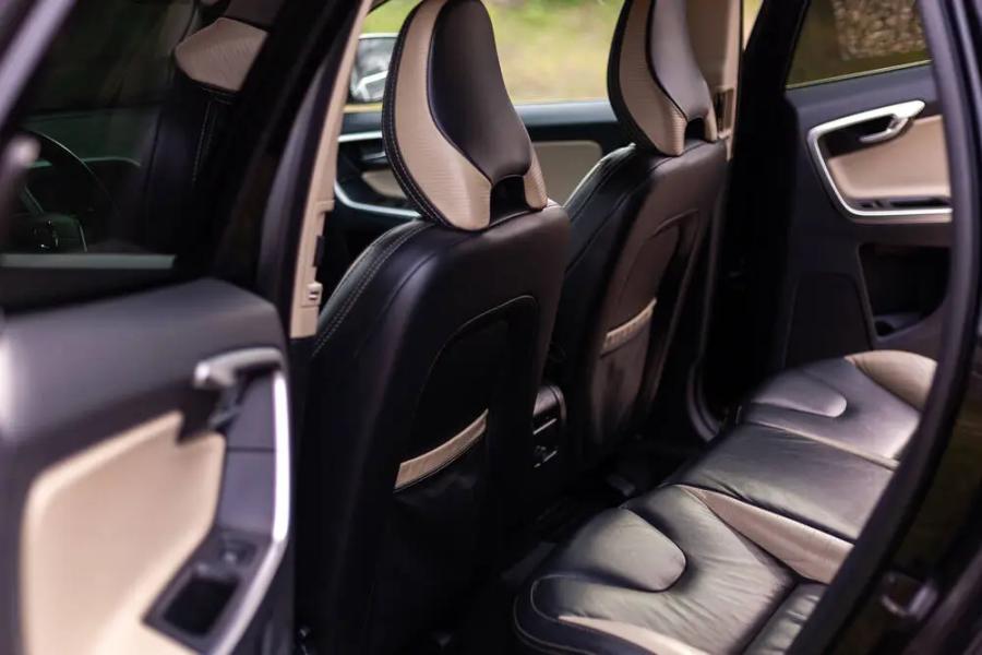 Black Volvo XC60 2011 in Riga, with an engine capacity of 2.00 L and mileage of 316 thousand km for 8495 €, photo 11 on AUTOMOTO.COM.LV