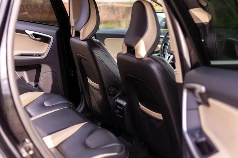 Black Volvo XC60 2011 in Riga, with an engine capacity of 2.00 L and mileage of 316 thousand km for 8495 €, photo 13 on AUTOMOTO.COM.LV