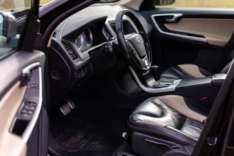 Black Volvo XC60 2011 in Riga, with an engine capacity of 2.00 L and mileage of 316 thousand km for 8495 €, photo 15 on AUTOMOTO.COM.LV