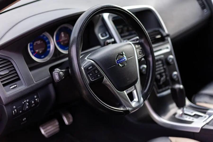 Black Volvo XC60 2011 in Riga, with an engine capacity of 2.00 L and mileage of 316 thousand km for 8495 €, photo 17 on AUTOMOTO.COM.LV