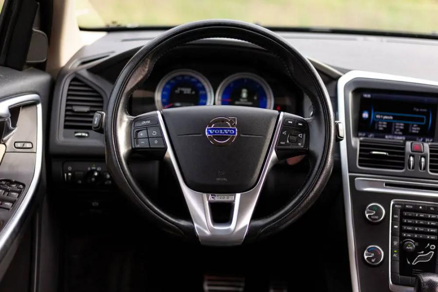 Black Volvo XC60 2011 in Riga, with an engine capacity of 2.00 L and mileage of 316 thousand km for 8495 €, photo 24 on AUTOMOTO.COM.LV