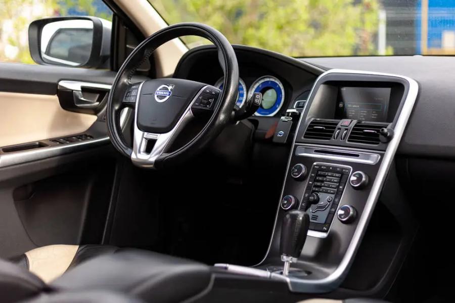 Black Volvo XC60 2011 in Riga, with an engine capacity of 2.00 L and mileage of 316 thousand km for 8495 €, photo 25 on AUTOMOTO.COM.LV