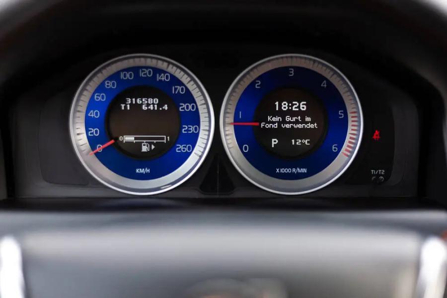 Black Volvo XC60 2011 in Riga, with an engine capacity of 2.00 L and mileage of 316 thousand km for 8495 €, photo 26 on AUTOMOTO.COM.LV
