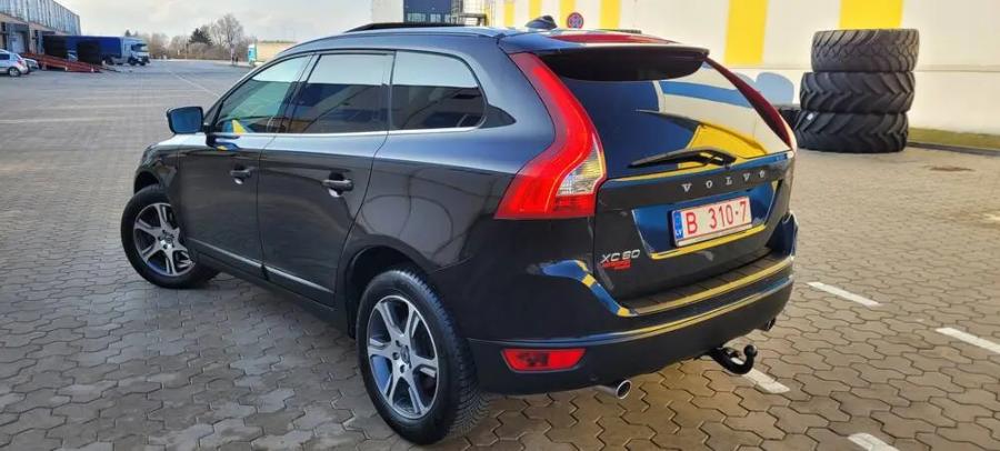 Black Volvo XC60 2011 in Riga, with an engine capacity of 2.40 L and mileage of 247 thousand km for 10200 €, photo 4 on AUTOMOTO.COM.LV