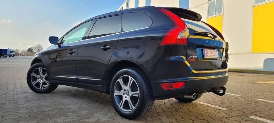 Black Volvo XC60 2011 in Riga, with an engine capacity of 2.40 L and mileage of 247 thousand km for 10200 €, photo 5 on AUTOMOTO.COM.LV