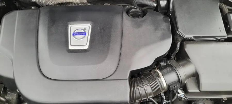 Black Volvo XC60 2011 in Riga, with an engine capacity of 2.40 L and mileage of 247 thousand km for 10200 €, photo 12 on AUTOMOTO.COM.LV