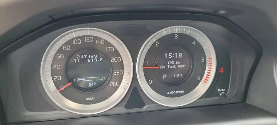 Black Volvo XC60 2011 in Riga, with an engine capacity of 2.40 L and mileage of 247 thousand km for 10200 €, photo 13 on AUTOMOTO.COM.LV