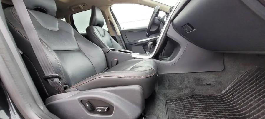 Black Volvo XC60 2011 in Riga, with an engine capacity of 2.40 L and mileage of 247 thousand km for 10200 €, photo 20 on AUTOMOTO.COM.LV