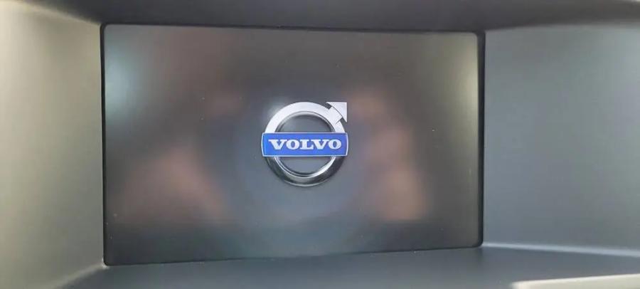 Black Volvo XC60 2011 in Riga, with an engine capacity of 2.40 L and mileage of 247 thousand km for 10200 €, photo 26 on AUTOMOTO.COM.LV