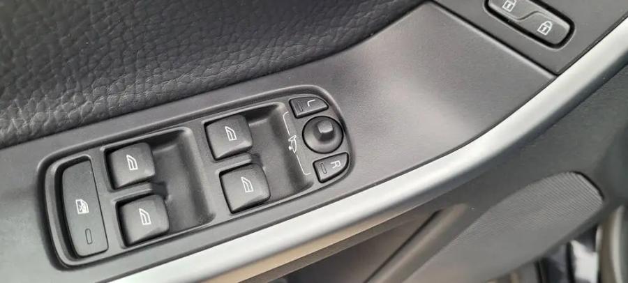 Black Volvo XC60 2011 in Riga, with an engine capacity of 2.40 L and mileage of 247 thousand km for 10200 €, photo 30 on AUTOMOTO.COM.LV