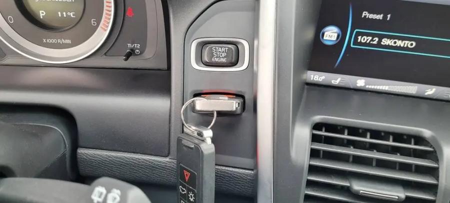 Black Volvo XC60 2011 in Riga, with an engine capacity of 2.40 L and mileage of 247 thousand km for 10200 €, photo 34 on AUTOMOTO.COM.LV