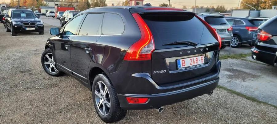 Black Volvo XC60 2011 in Riga, with an engine capacity of 2.40 L and mileage of 222 thousand km for 11900 €, photo 4 on AUTOMOTO.COM.LV