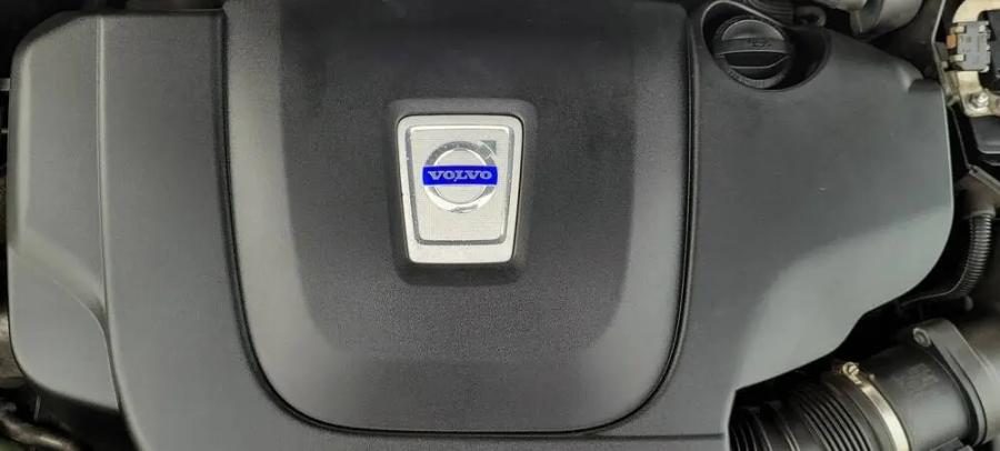 Black Volvo XC60 2011 in Riga, with an engine capacity of 2.40 L and mileage of 222 thousand km for 11900 €, photo 11 on AUTOMOTO.COM.LV