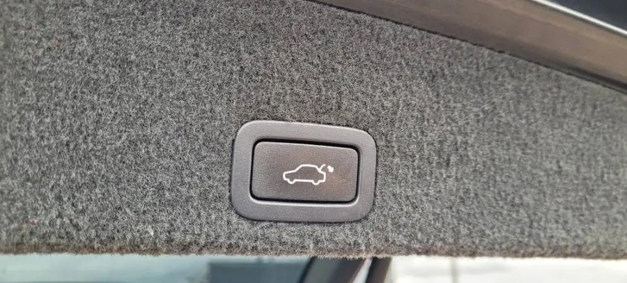 Black Volvo XC60 2011 in Riga, with an engine capacity of 2.40 L and mileage of 222 thousand km for 11900 €, photo 18 on AUTOMOTO.COM.LV