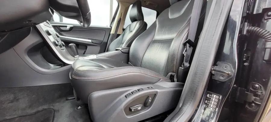 Black Volvo XC60 2011 in Riga, with an engine capacity of 2.40 L and mileage of 222 thousand km for 11900 €, photo 20 on AUTOMOTO.COM.LV
