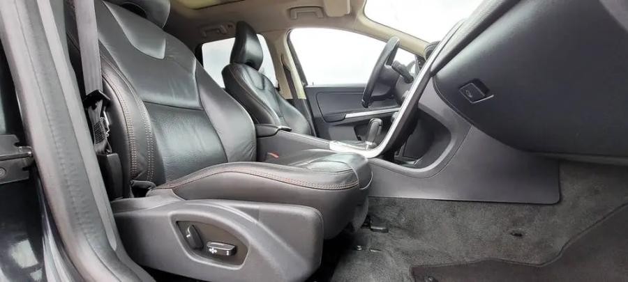 Black Volvo XC60 2011 in Riga, with an engine capacity of 2.40 L and mileage of 222 thousand km for 11900 €, photo 21 on AUTOMOTO.COM.LV