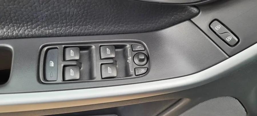 Black Volvo XC60 2011 in Riga, with an engine capacity of 2.40 L and mileage of 222 thousand km for 11900 €, photo 35 on AUTOMOTO.COM.LV