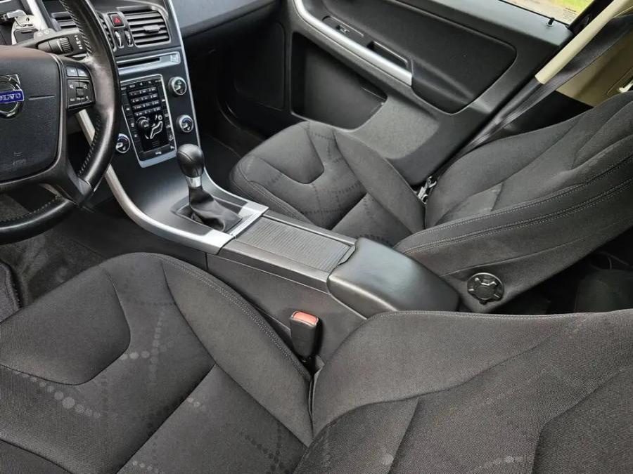 Melns Volvo XC60 2011 Jēkabpils, ar dzinēja tilpumu 2.40 L un nobraukumu 308 tūkst. km par 8400 €, foto 12 vietnē AUTOMOTO.COM.LV