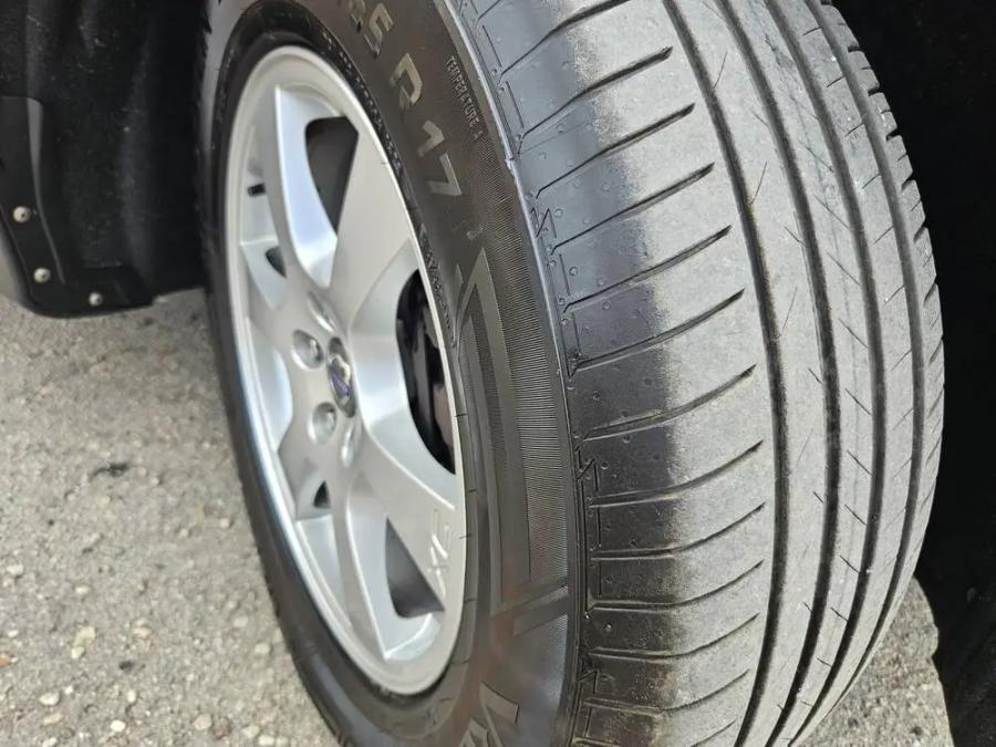 Melns Volvo XC60 2011 Jēkabpils, ar dzinēja tilpumu 2.40 L un nobraukumu 308 tūkst. km par 8400 €, foto 16 vietnē AUTOMOTO.COM.LV