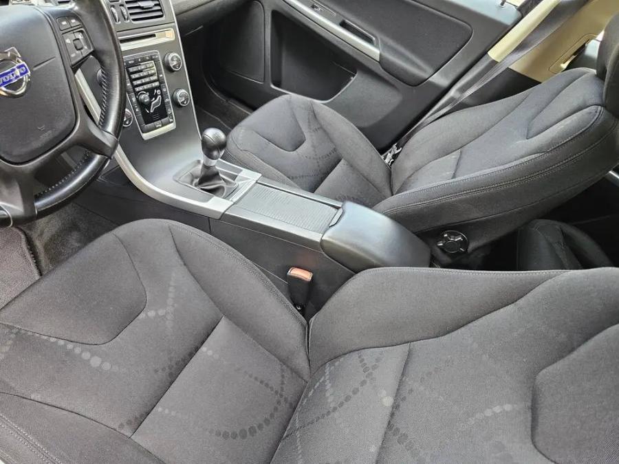 Melns Volvo XC60 2011 Jēkabpils, ar dzinēja tilpumu 2.40 L un nobraukumu 308 tūkst. km par 8400 €, foto 32 vietnē AUTOMOTO.COM.LV