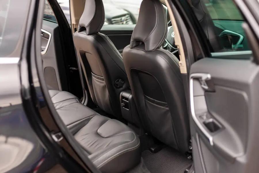 Melns Volvo XC60 2011 Rīga, ar dzinēja tilpumu 2.40 L un nobraukumu 222 tūkst. km par 10995 €, foto 8 vietnē AUTOMOTO.COM.LV