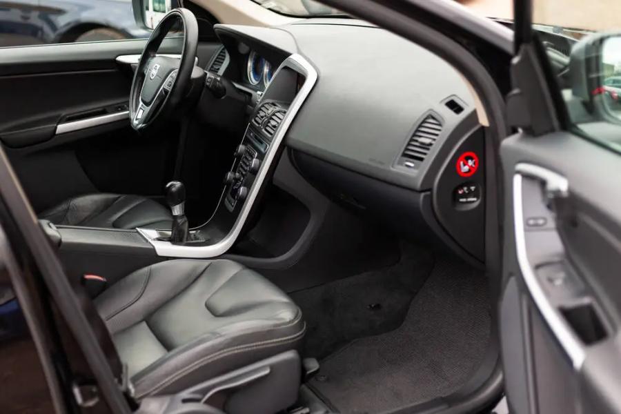 Melns Volvo XC60 2011 Rīga, ar dzinēja tilpumu 2.40 L un nobraukumu 222 tūkst. km par 10995 €, foto 14 vietnē AUTOMOTO.COM.LV