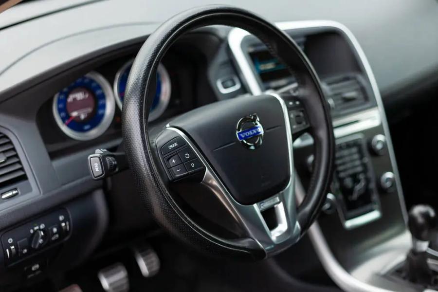 Melns Volvo XC60 2011 Rīga, ar dzinēja tilpumu 2.40 L un nobraukumu 222 tūkst. km par 10995 €, foto 18 vietnē AUTOMOTO.COM.LV