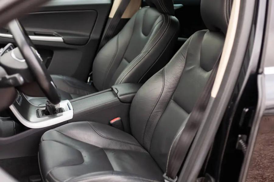 Melns Volvo XC60 2011 Rīga, ar dzinēja tilpumu 2.40 L un nobraukumu 222 tūkst. km par 10995 €, foto 19 vietnē AUTOMOTO.COM.LV