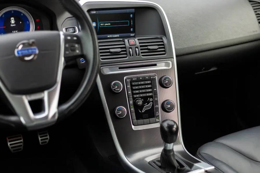 Melns Volvo XC60 2011 Rīga, ar dzinēja tilpumu 2.40 L un nobraukumu 222 tūkst. km par 10995 €, foto 24 vietnē AUTOMOTO.COM.LV