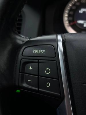 Black Volvo XC60 2011 in Riga, with an engine capacity of 2.40 L and mileage of 266 thousand km for 9399 €, photo 4 on AUTOMOTO.COM.LV