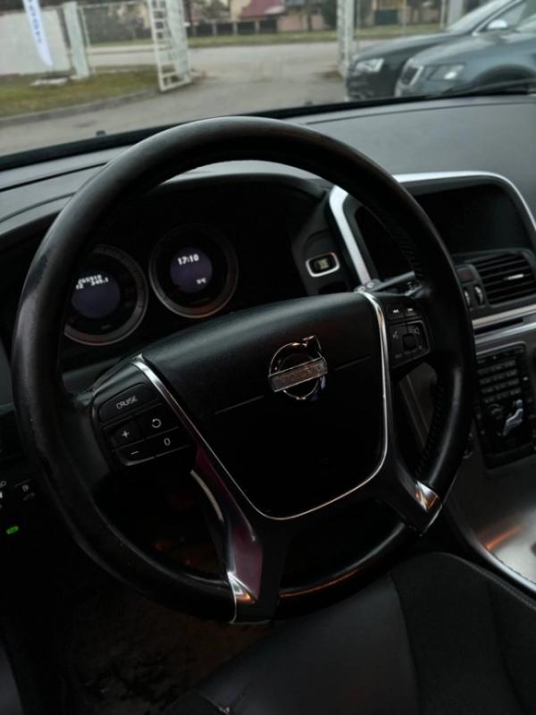 Melns Volvo XC60 2011 Rīga, ar dzinēja tilpumu 2.40 L un nobraukumu 266 tūkst. km par 9399 €, foto 7 vietnē AUTOMOTO.COM.LV