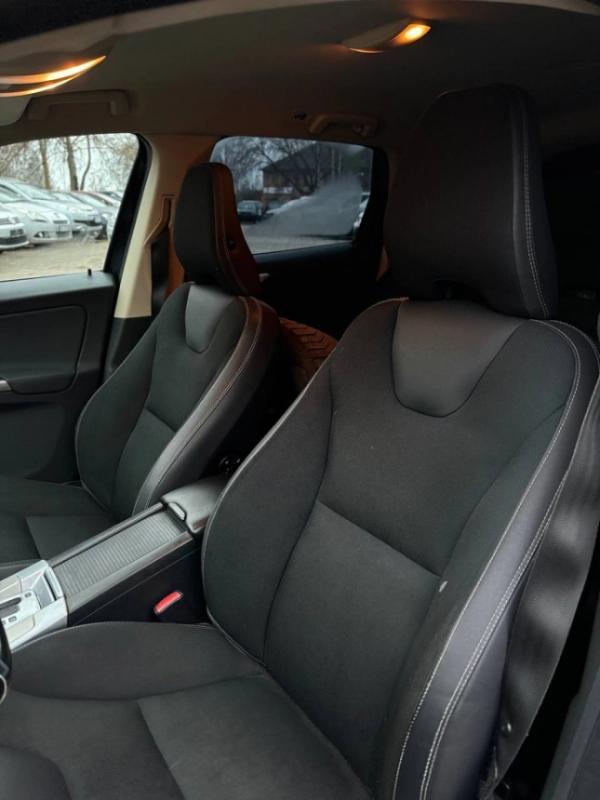 Melns Volvo XC60 2011 Rīga, ar dzinēja tilpumu 2.40 L un nobraukumu 266 tūkst. km par 9399 €, foto 8 vietnē AUTOMOTO.COM.LV