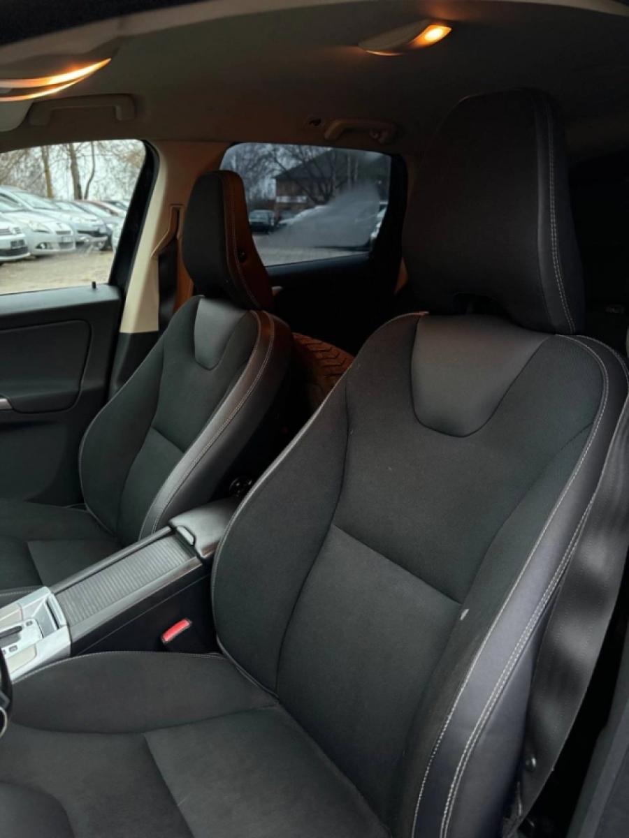 Black Volvo XC60 2011 in Riga, with an engine capacity of 2.40 L and mileage of 266 thousand km for 9399 €, photo 9 on AUTOMOTO.COM.LV