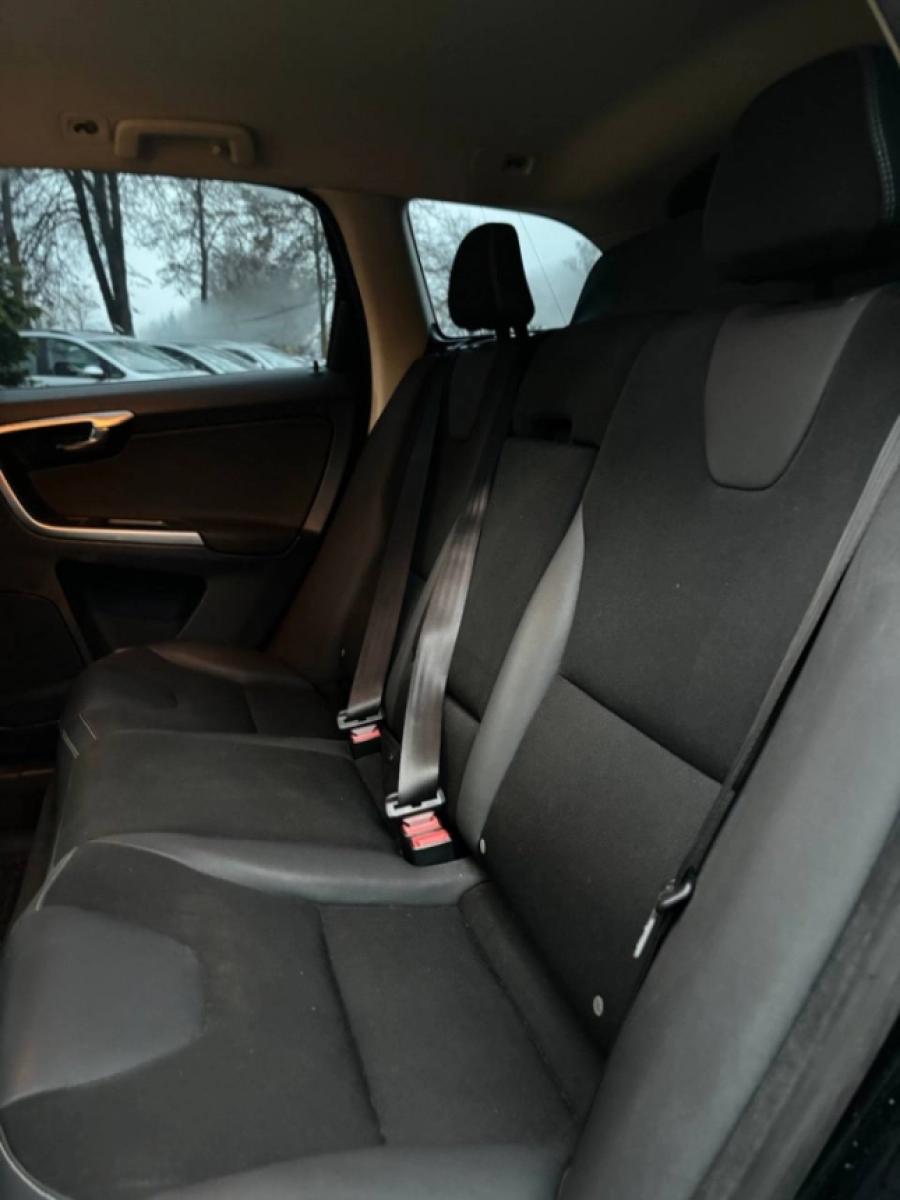 Black Volvo XC60 2011 in Riga, with an engine capacity of 2.40 L and mileage of 266 thousand km for 9399 €, photo 10 on AUTOMOTO.COM.LV