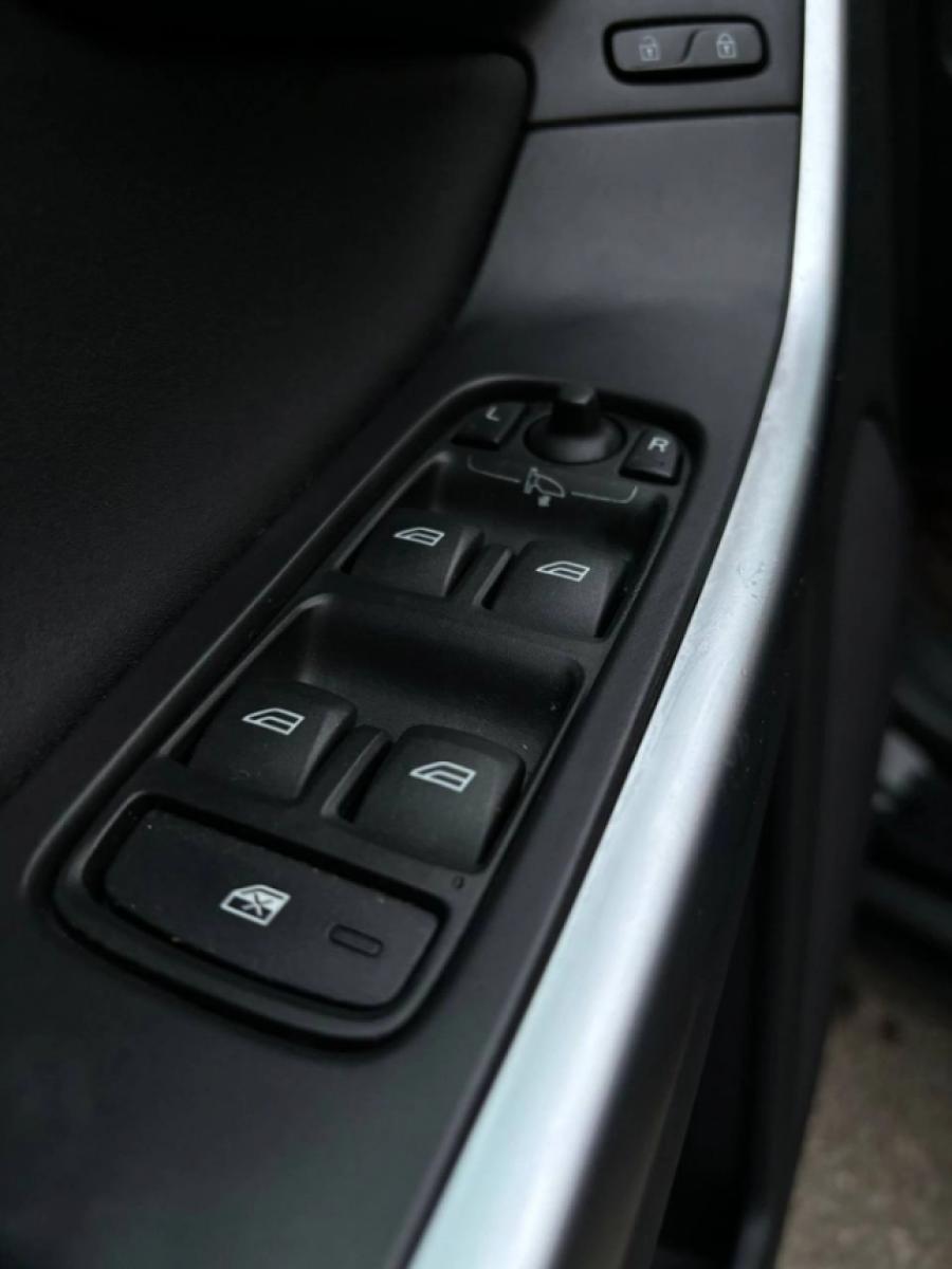 Black Volvo XC60 2011 in Riga, with an engine capacity of 2.40 L and mileage of 266 thousand km for 9399 €, photo 23 on AUTOMOTO.COM.LV