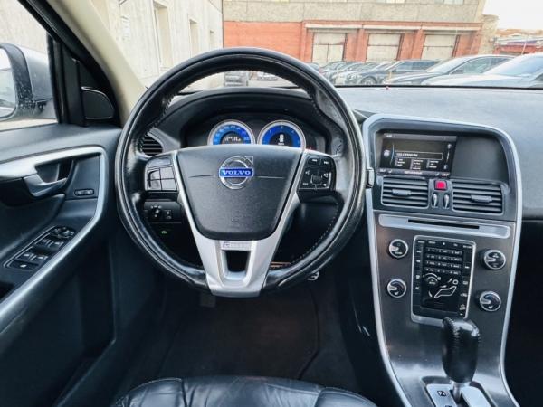 Melns Volvo XC60 2011 Rīga, ar dzinēja tilpumu 2.40 L un nobraukumu 266 tūkst. km par 10900 €, foto 2 vietnē AUTOMOTO.COM.LV