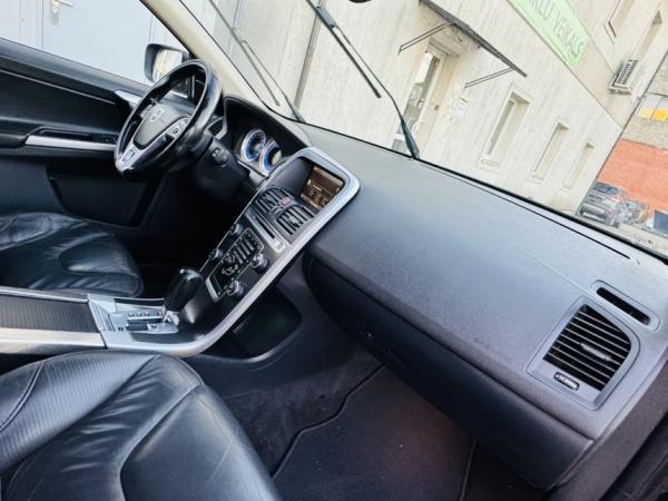 Melns Volvo XC60 2011 Rīga, ar dzinēja tilpumu 2.40 L un nobraukumu 266 tūkst. km par 10900 €, foto 3 vietnē AUTOMOTO.COM.LV