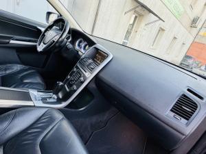 Melns Volvo XC60 2011 Rīga, ar dzinēja tilpumu 2.40 L un nobraukumu 266 tūkst. km par 10900 €, foto 5 vietnē AUTOMOTO.COM.LV