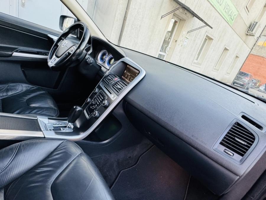 Melns Volvo XC60 2011 Rīga, ar dzinēja tilpumu 2.40 L un nobraukumu 266 tūkst. km par 10900 €, foto 5 vietnē AUTOMOTO.COM.LV
