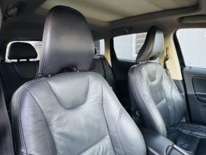 Melns Volvo XC60 2011 Rīga, ar dzinēja tilpumu 2.40 L un nobraukumu 266 tūkst. km par 10900 €, foto 10 vietnē AUTOMOTO.COM.LV