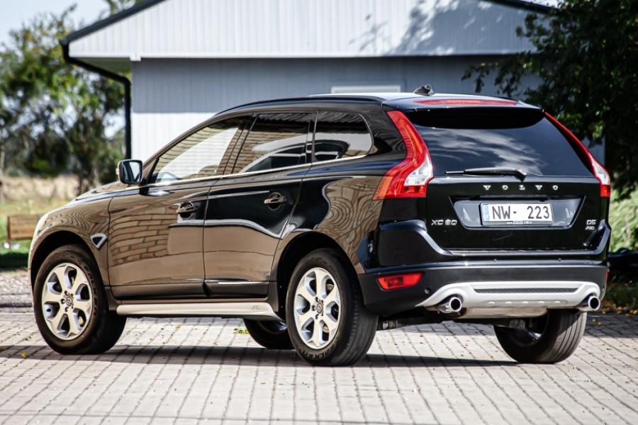 Black Volvo XC60 2011 in Riga, with an engine capacity of 2.40 L and mileage of 245 thousand km for 9790 €, photo 4 on AUTOMOTO.COM.LV