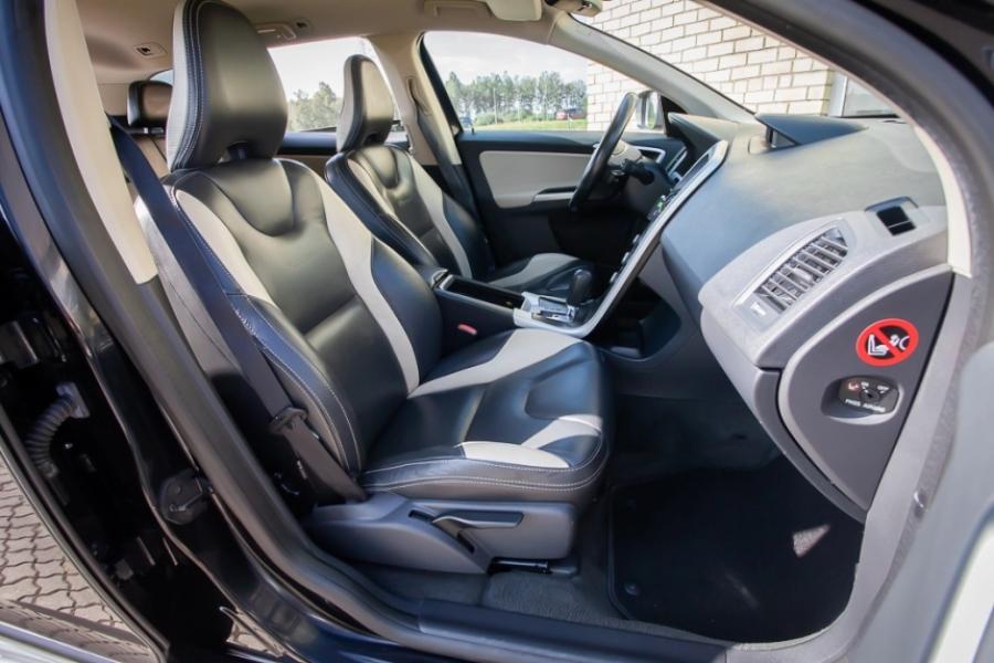 Black Volvo XC60 2011 in Riga, with an engine capacity of 2.40 L and mileage of 245 thousand km for 9790 €, photo 8 on AUTOMOTO.COM.LV