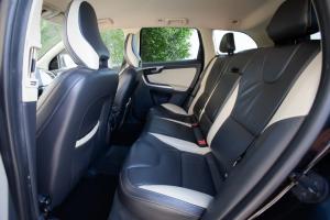 Black Volvo XC60 2011 in Riga, with an engine capacity of 2.40 L and mileage of 245 thousand km for 9790 €, photo 9 on AUTOMOTO.COM.LV